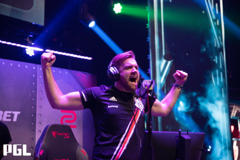 NiKo revela emoção após vitória contra Heroic: "Eu quase chorei depois ...