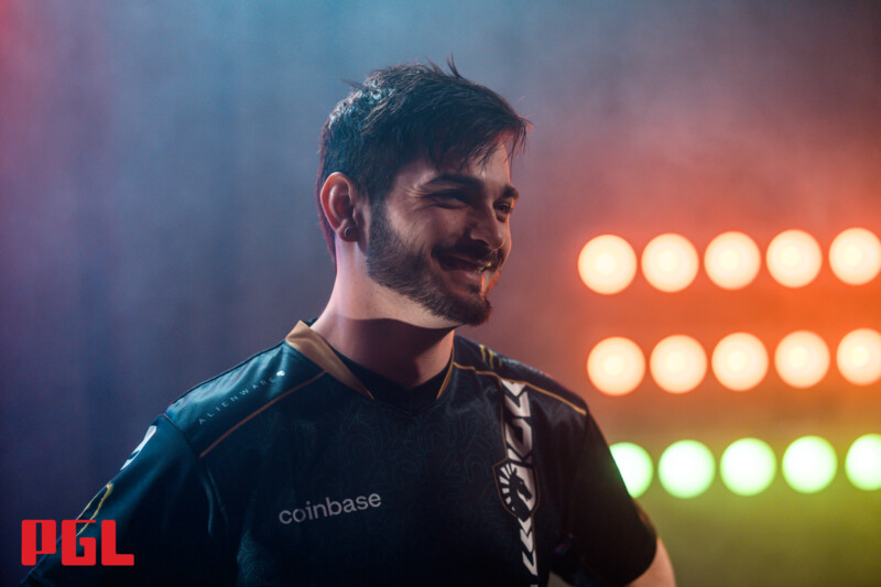 "São formas diferentes de liderar", comenta shox sobre diferenças entre ...