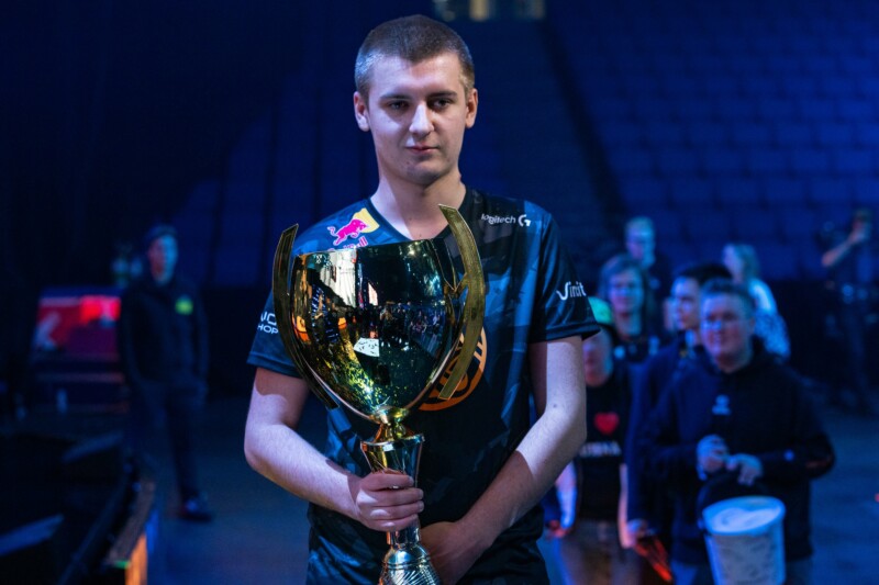 Jogador da ENCE é recebido com aplausos na escola após ser campeão na Elisa Masters Espoo 2024 ...