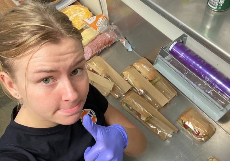 Após 10 anos no CS, jogadora viraliza trabalhando em fast-food e ...